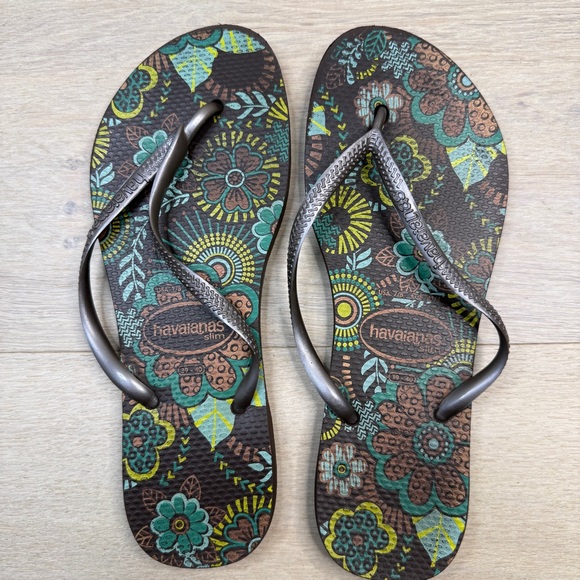 Havaianas | Shoes | Havaianas Slim Fit Sunburst Pattern Flip Flops ...
